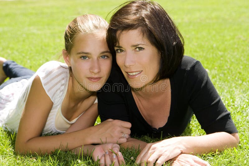 Mutter und Tochter stockbild. Bild von nett, kindheit - 10940457