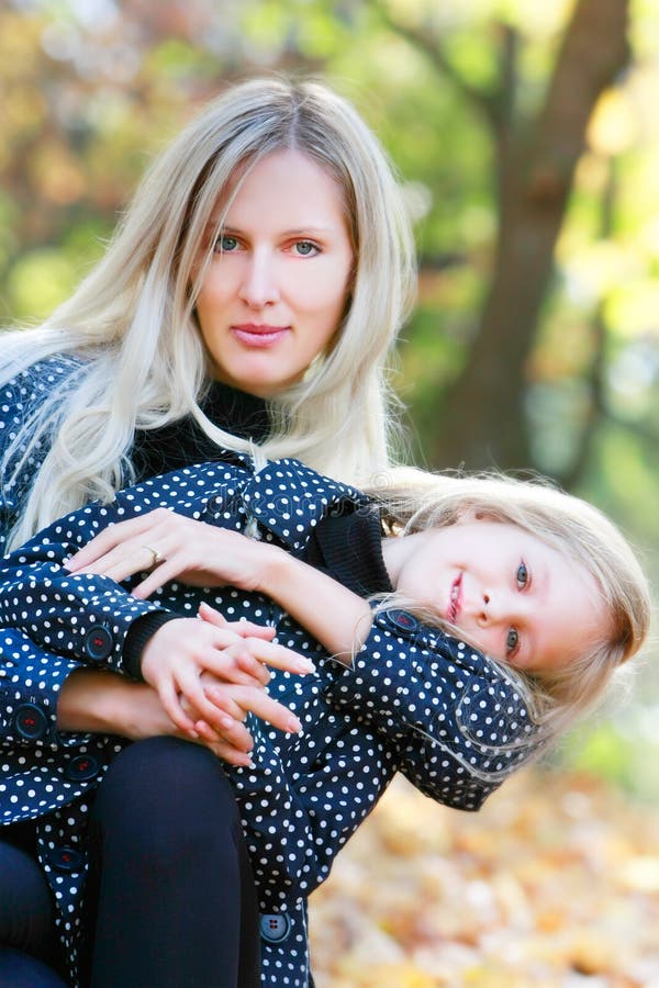Mutter und Tochter stockbild. Bild von zicklein, lebensstil - 11548469