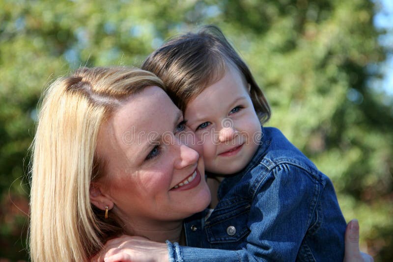 Mutter und Tochter stockbild. Bild von lieben, verhältnis - 1361581