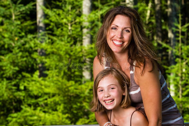 Mutter Und Tochter Auf Einem Tropischen Strand Machen Urlaub Stockbild ...