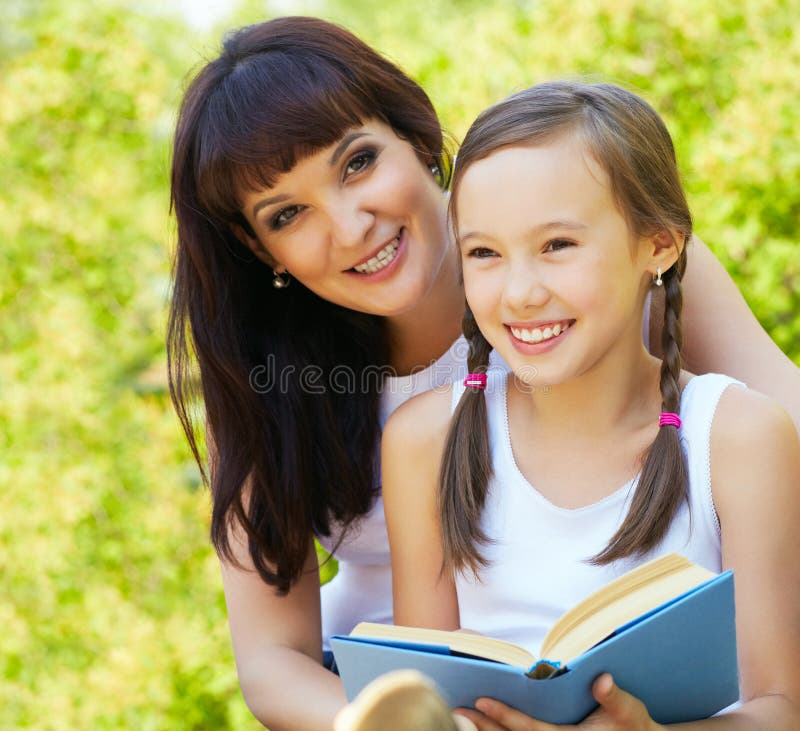 Mutter und Tochter stockfoto. Bild von herbst, glücklich - 32482036