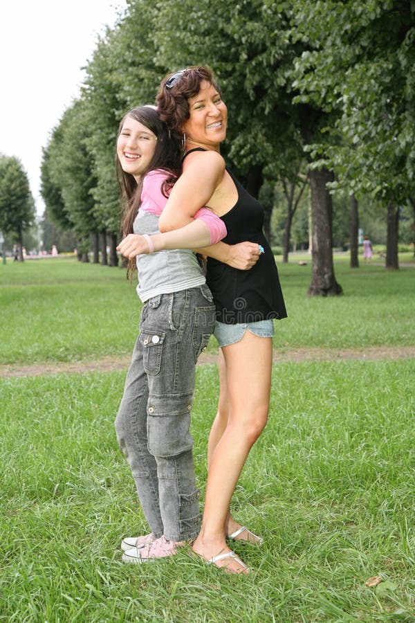 Mutter und Tochter stockbild. Bild von erwachsener, lügen - 3190655