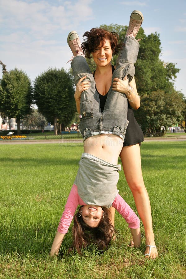 Mutter und Tochter stockfoto. Bild von leute, aktivitäten - 3284682