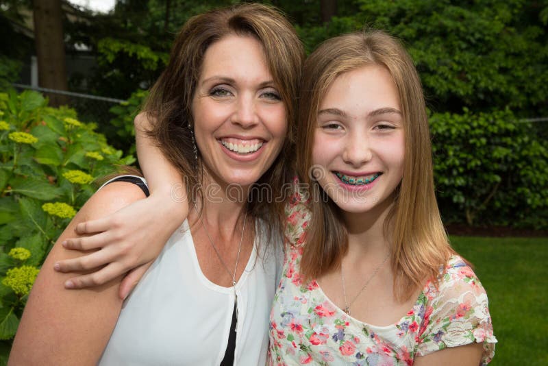 Mutter Und Tochter Auf Einem Tropischen Strand Machen Urlaub Stockbild ...