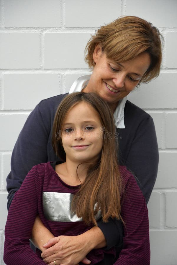 Mutter Und Tochter in Einer Liebevollen Umarmung Stockbild - Bild von ...