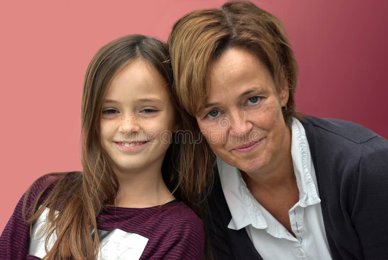 Mutter und Tochter stockbild. Bild von nähe, freunde - 63332321
