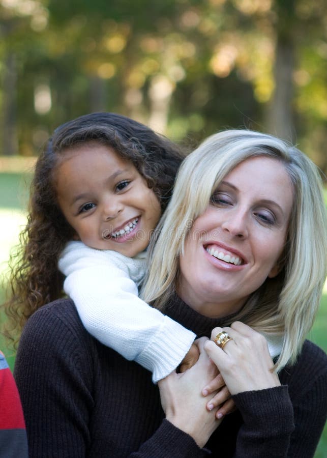 Mutter und Tochter stockfoto. Bild von mutter, rassisch - 7139358