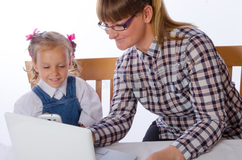 Mutter Und Tochter Auf Dem Computer Stockbild - Bild von wohnung ...