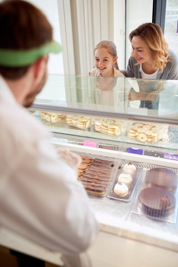 Mutter Und Tochter in Der Konditorei Stockbild - Bild von nachtische ...