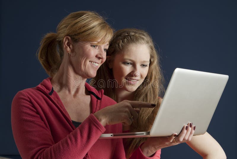 Mutter Und Tochter, Die Eine Laptop-Computer Verwendet Stockfoto - Bild ...