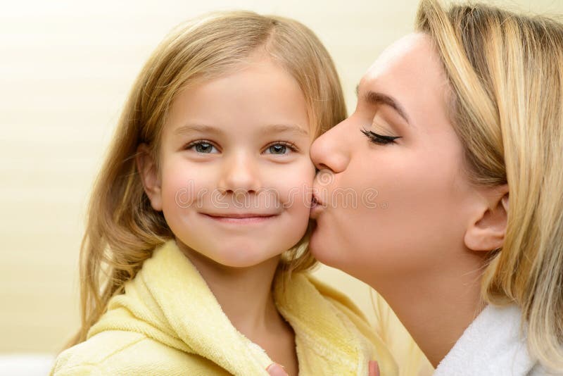 Mutter Und Tochter, Die Liebe Ausdrücken Stockfoto - Bild von ...