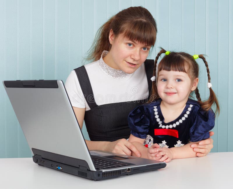 Mutter Und Tochter, Die am Tisch Mit Computer Sitzen Stockfoto - Bild ...