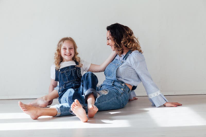 Mutter Und Tochter in Einem Hellen Raum Mit Weißem Hintergrund ...