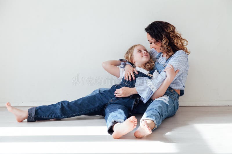 Mutter Und Tochter in Einem Hellen Raum Mit Weißem Hintergrund ...