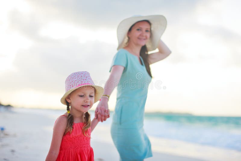 Mutter Und Tochter Im Urlaub Stockfoto - Bild von tochter, meer: 35074342