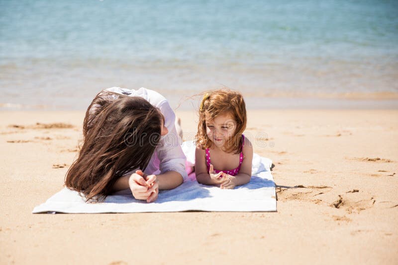 Mutter Und Tochter Im Urlaub Stockbild - Bild von gesicht, schön: 51950013