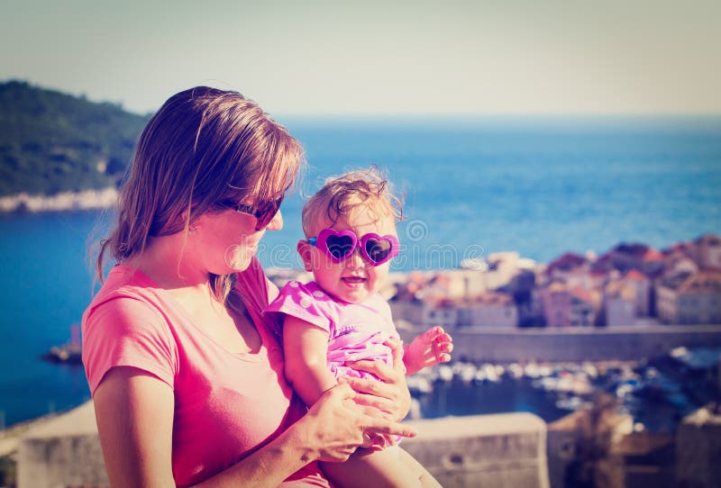 Mutter Und Tochter Im Urlaub in Kroatien Stockfoto - Bild von nett ...