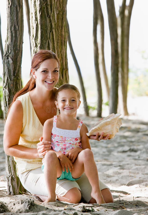 Mutter Und Tochter Mit Seashell Stockfoto - Bild von kind, erholung ...