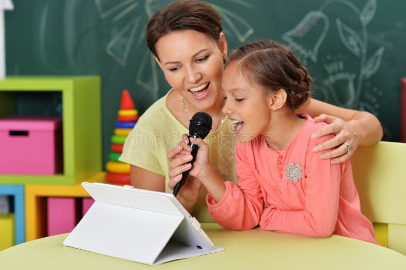 Mutter Und Tochter Mit Tablet-Gesang Karaoke Stockfoto - Bild von ...
