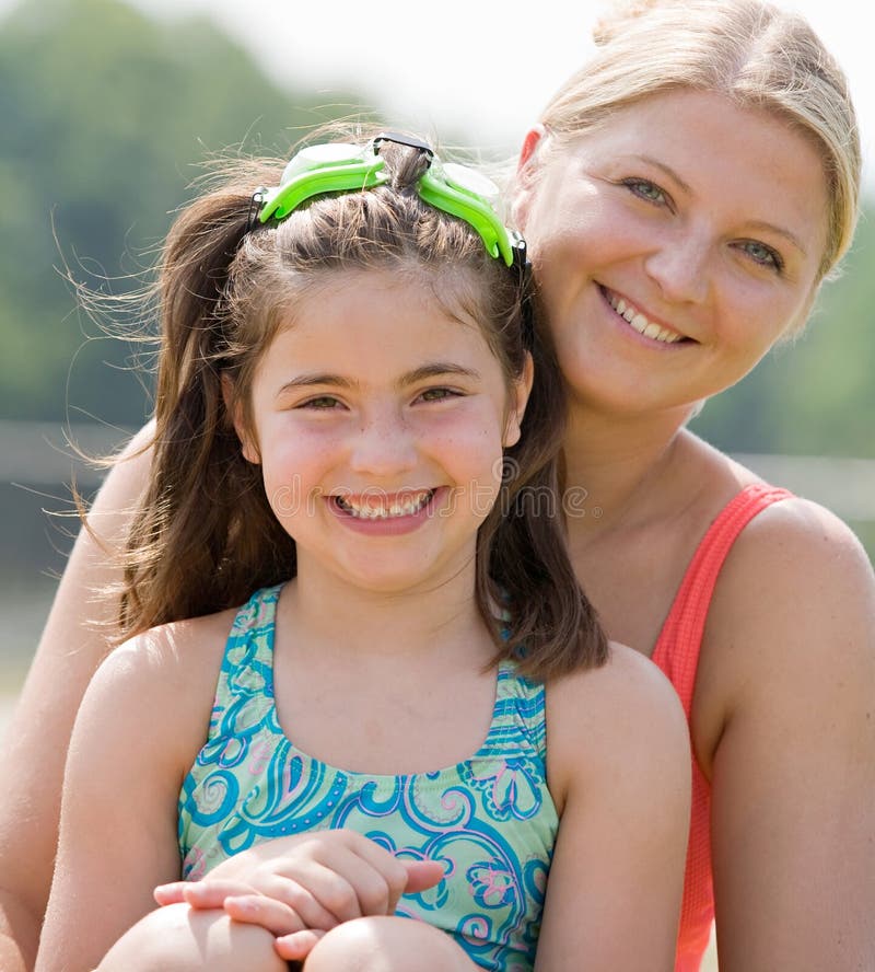 Mutter Und Tochter, Die Im Pool Spielen Stockfoto - Bild von ...