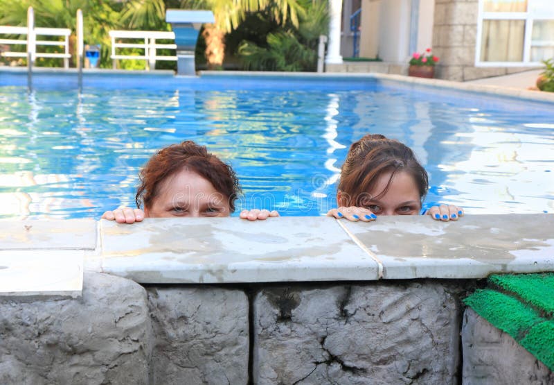 Mutter- Und Tochterblick Aus Dem Pool Heraus Stockfoto - Bild von ...