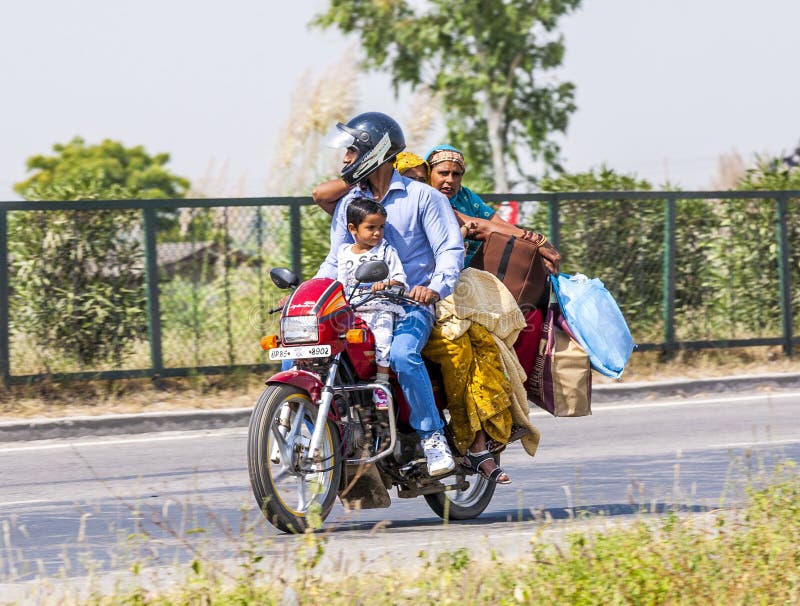 Mutter, Vater Und Kleinkind Auf Einem Motorrad Redaktionelles Stockbild ...