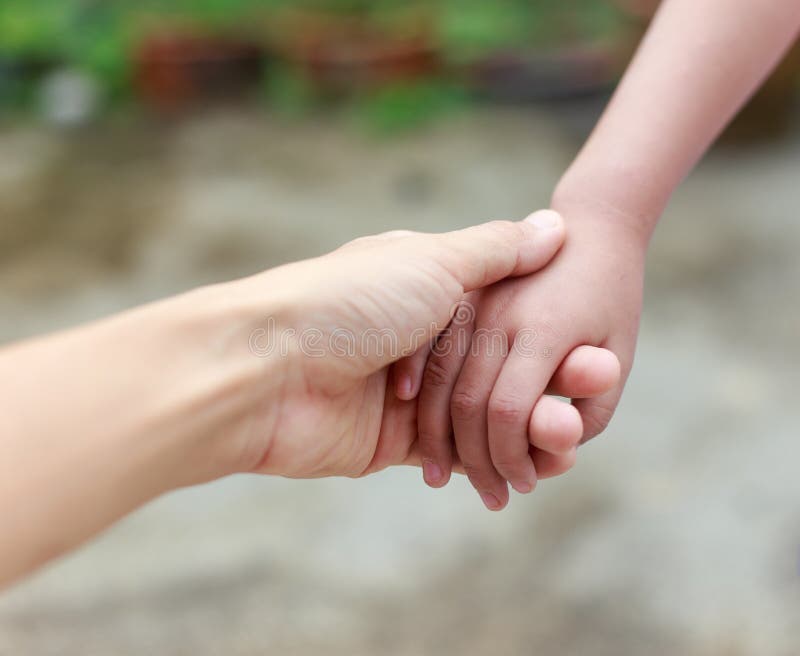 Übergeben Sie Mann Und Eine Kinderhand, Die Miteinander Auf Den ...