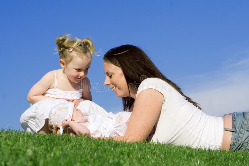 Mutterliebe stockbild. Bild von gras, kind, glücklich - 2378465