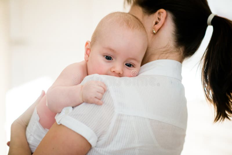 Mutterliebe - Unforgetable Momente Stockbild - Bild von mutter, jung ...