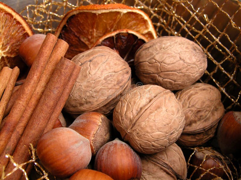 Muttrar arkivfoto. Bild av valnötter, muttrar, skorpa, artikel - 112100