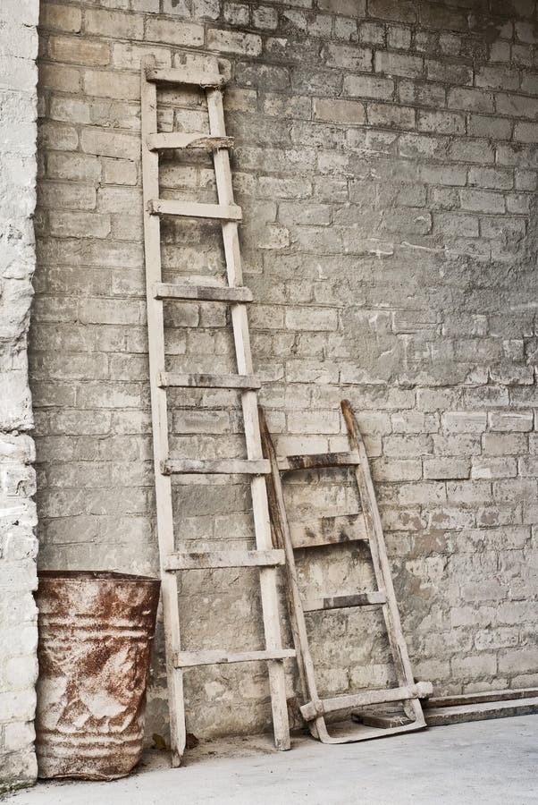 Ladder tegen Muur stock foto. Image of ladder, hulpmiddel - 20207530