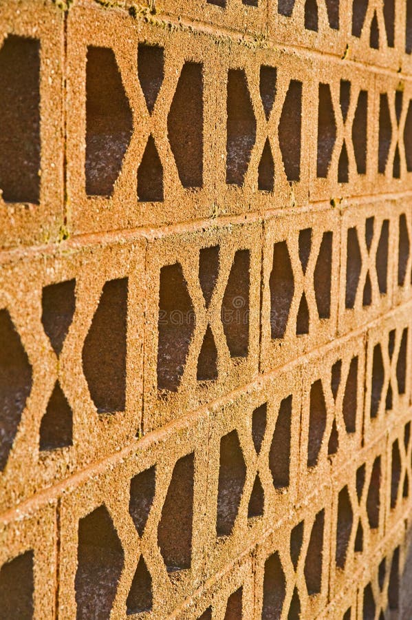 Muur Met Patroon En Ventilatie Stock Foto - Image of klimmers, omtrek ...