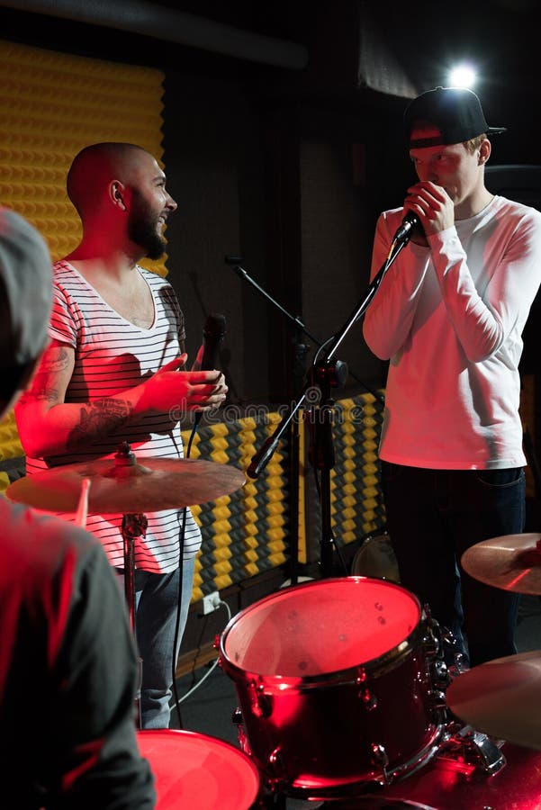 Muziekband Die in Verslagstudio Presteren Stock Afbeelding - Image of ...