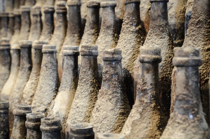 Mycket gamla flaskor fotografering för bildbyråer. Bild av vinodling ...