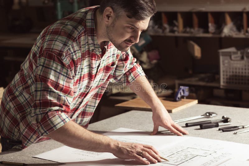 Mycket Kompetent Ung Snickare Arkivfoto - Bild av formgivare, trä: 65988248