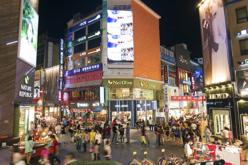 Myeongdong Het Winkelen Straat in Seoel Zuid-Korea Redactionele ...