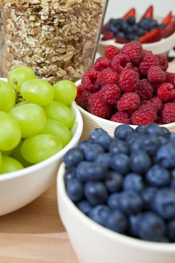 Myrtilles, Framboises, Fraises, Raisins Image stock - Image du frais ...