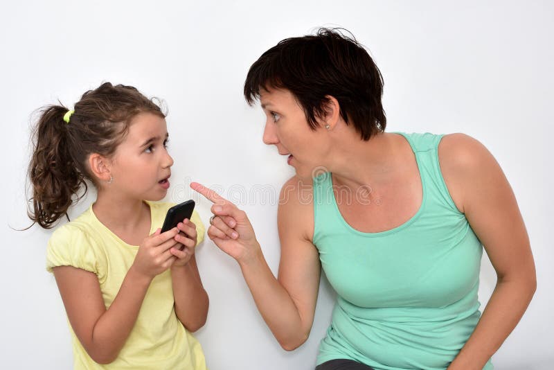 Mãe Irritada Que Discute Sua Filha Com Smartphone Foto De Stock