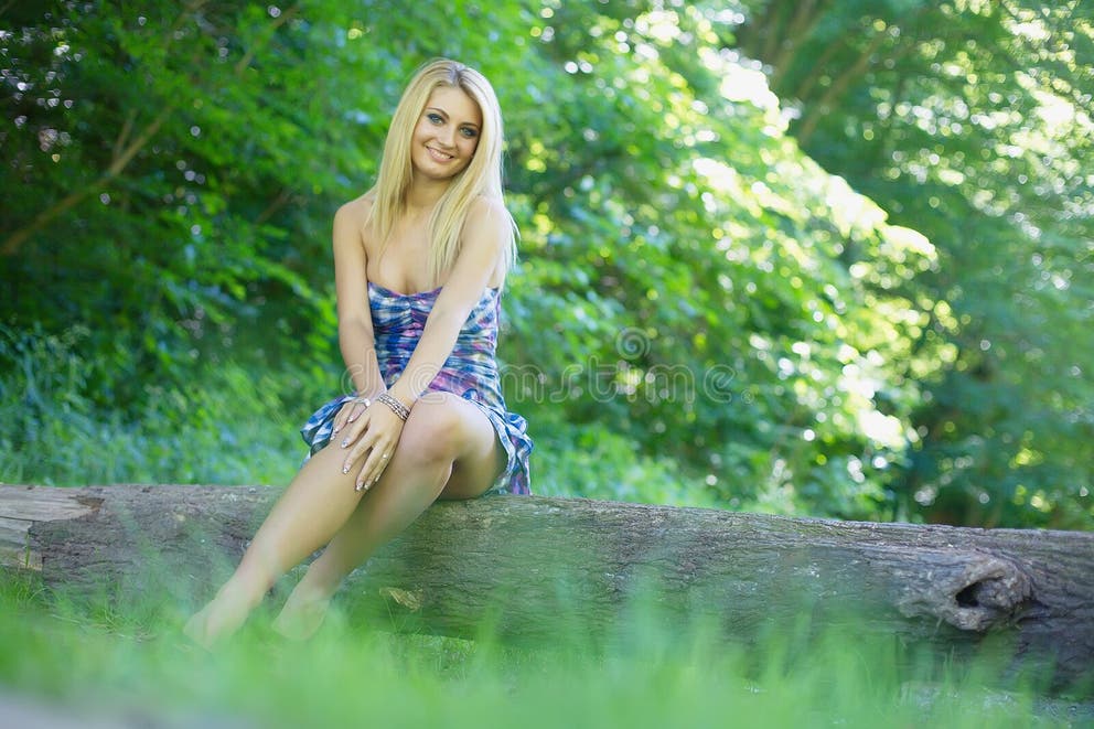 Mädchen im Wald stockbild. Bild von lang, laub, mädchen - 20238151