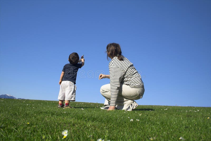 Une Mère Donnant à Son Fils Un Baiser Image Stock Image Du Enfant