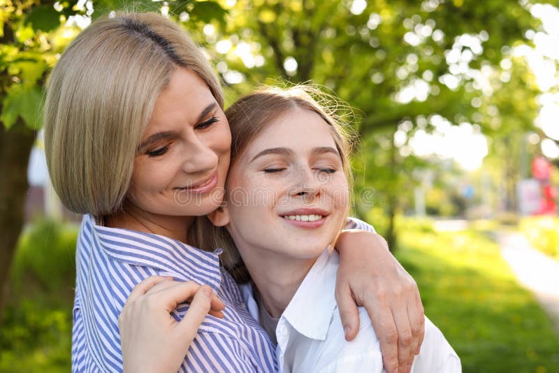 Mère Heureuse Avec Sa Fille Passer Du Temps Ensemble Dans Le Parc Le