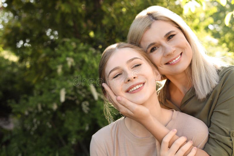 Mère Heureuse Avec Sa Fille Passer Du Temps Ensemble Dans Le Parc Le