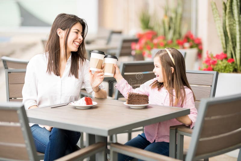 Mère Heureuse Et Sa Fille Samusant Au Parc Photo Stock Image Du
