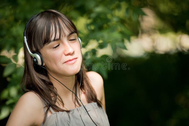 Música Que Escucha Del Adolescente Imagen De Archivo Imagen De Ojos