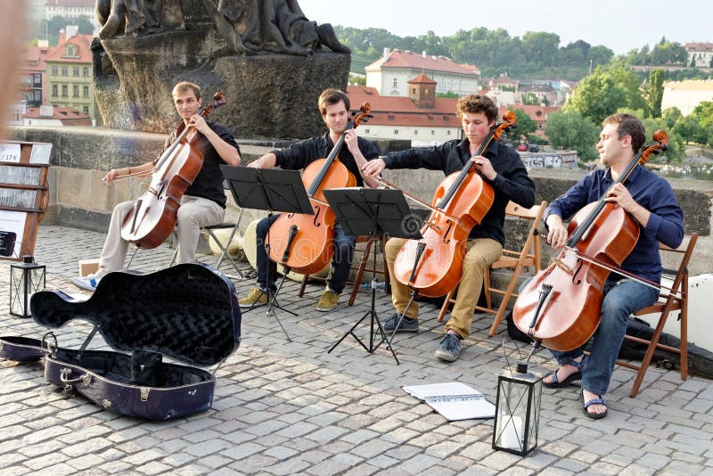 Músicos Em Charles Bridge Praga República Checa Foto Editorial