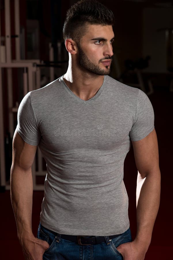 Manlig Modell För Att Spänna Muskler Utomhus Fotografering för ...