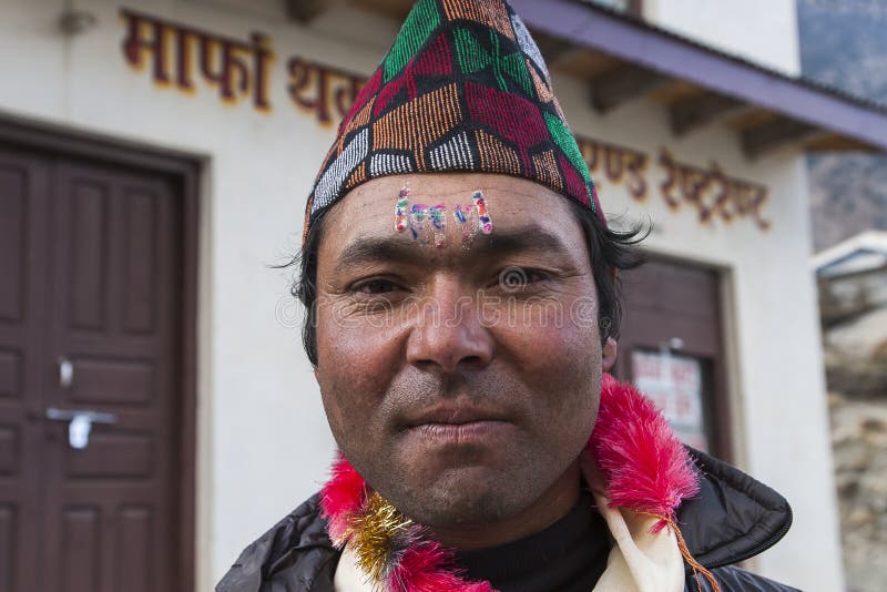 Homme népalais bel image stock éditorial. Image du marché - 49553179