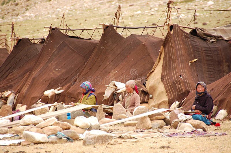 Nómadas Tibetanos Que Viajan Con Los Hourses Y Los Yacs Montaña De ...