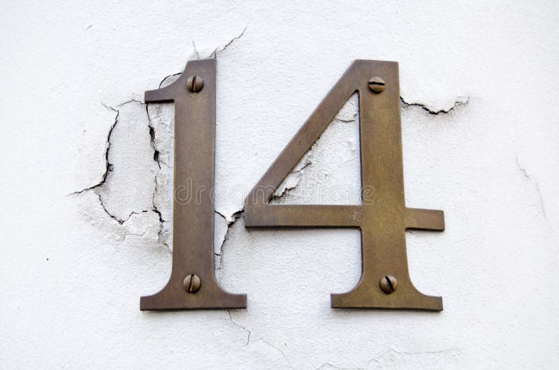 Color Plata Del Número Catorce Sobre Un Fondo Rojo Aniversario Imagen ...