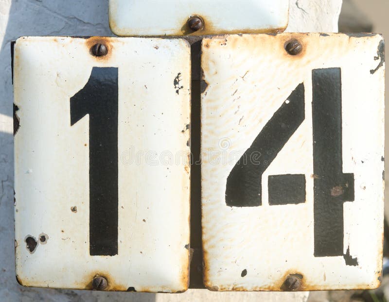 Color Plata Del Número Catorce Sobre Un Fondo Rojo Aniversario Imagen ...